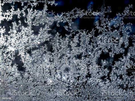 크리스마스와 새로운 년 이브 초대에 대 한 반짝이 그래픽 배경으로 서 리 낀된 차가운 눈송이의 근접 촬영 0명에 대한 스톡 사진 및 기타 이미지 Istock