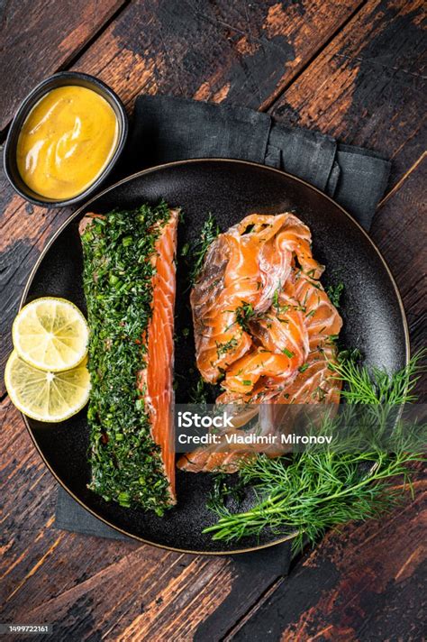 경화 된 연어 필레와 딜 소금 및 패퍼 Gravlax 나무 배경입니다 상위 뷰 건강한 식생활에 대한 스톡 사진 및 기타 이미지 건강한 식생활 검은색 고기 Istock