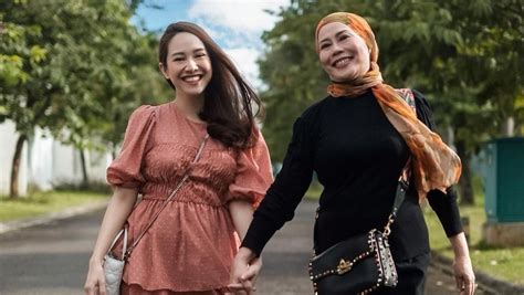 Akrab Dengan Menantu Dewi Yull Sering Disebut Mertua Idaman