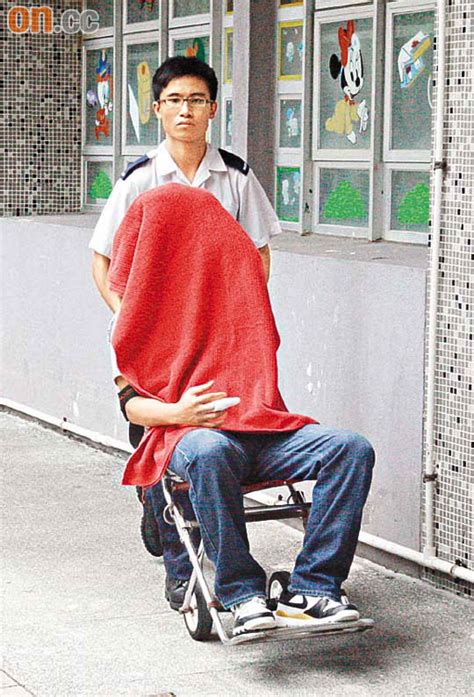 少年釋囚拒捕襲懲教員 東方日報