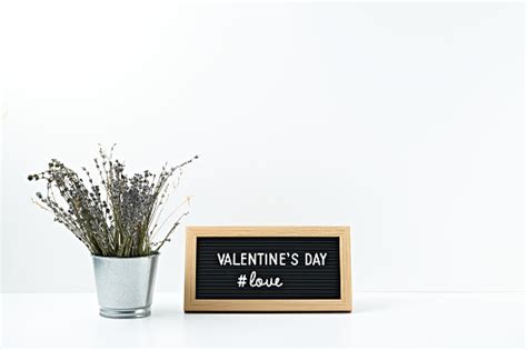 흰색 배경에 투명 한 꽃병에 마른 꽃의 프레임에 비문 발렌타인 데이 공간을 복사하고 모의합니다 0명에 대한 스톡 사진 및 기타 이미지 Istock