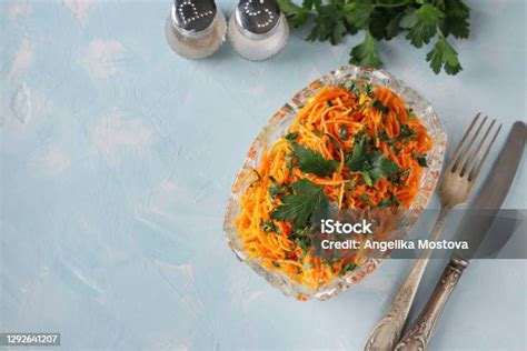 밝은 파란색 배경에 투명 샐러드 그릇에 한국 당근 햄 계란 양파와 버섯 샐러드 최고 보기 복사 공간 0명에 대한 스톡 사진 및