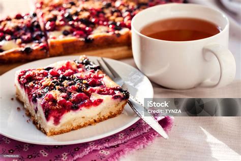 맛있는 아침 식사 베리와 코티지 치즈를 곁들인 맛있는 파이 가정 주방에 대한 스톡 사진 및 기타 이미지 가정 주방 가정의 방 건강한 생활방식 Istock