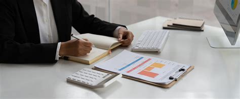 부기장 이나 금융 관리자 손 보고서 만들기 계산 주택 재정 투자 경제 저축 비용 또는 보험 개념 경영자에 대한 스톡 사진 및 기타 이미지 Istock