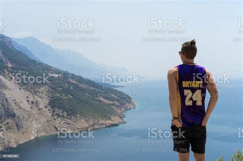 젊은 남자 반바지 T셔츠와 선글라스에 서 있는 크로아티아에서 바다에 밖으로 보고 2017년에 대한 스톡 사진 및 기타 이미지 2017년 8월 T 셔츠 Istock