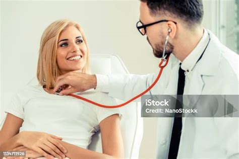 남성 의사는 이야기 하 고 병원 사무실에서 여성 환자를 검사 합니다 헬스케어 및 의료 서비스 2명에 대한 스톡 사진 및 기타 이미지 Istock