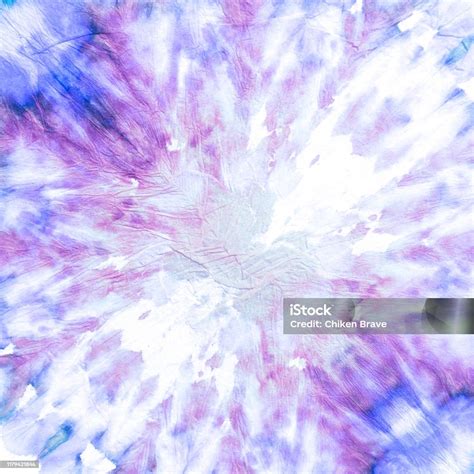 마젠타 수채화 구름 넥타이 염료 회화 예술 추상 염색 배경입니다 보라색 수채화 구름 창조적 인 드리블 타일입니다 트렌디 한