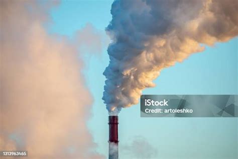 공장 굴뚝에서 대기로 Co2를 방출 한 후 대기 오염 및 지구 온난화의 문제 0명에 대한 스톡 사진 및 기타 이미지 0명