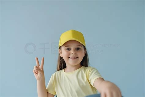 简约风格ai数字艺术 手势简约风格儿童小男孩小女孩自拍胜利手势人像照片 Ai人像免费下载 Png格式 3744像素 编号71623539 千图网