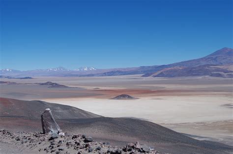 집 밖의 Altiplano 거친 지형 건조한 경치 경치가 좋은 고독 고립된 골짜기 관광 광야 남아메리카 뚜렷한 아름다움 맑은 하늘 먼 수평선