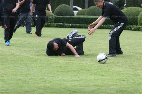 ดูความทุ่มเทในการเตะบอล ออกกำลังกายก็รู้แล้ว ใครของจริง