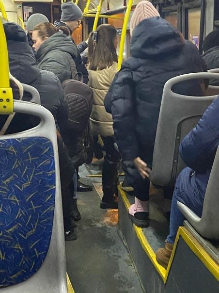 Анон Очень красивая девочка сидела в автобусе напротив нас с подругой она на нас смотрела и