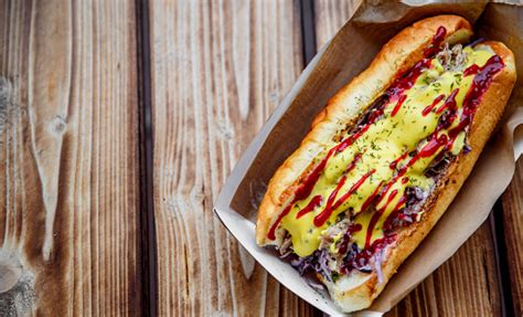 필라델피아 치즈 스테이크 샌드위치와 고기 야채 치즈 소즈를 나무 테이블에 상자에 넣었다 길거리 음식 바비큐에 대한 스톡 사진 및 기타 이미지 Istock