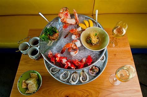 해산물 타워 클래식 한 미국 스테이크 하우스 레스토랑 애피타이저 또는 앙트레 즐겨 찾기 신선한 랍스터 꼬리 굴 눈 게 발톱 킹 게 다리 점보 새우 면도기 조개 캐비어는