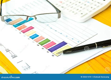 Le Graphique Pour Lanalyse Photo Stock Image Of Affaires Ligne 30321470