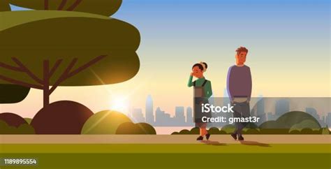 불행한 슬픈 부부 관계 문제 생활 위기 이혼 개념 남자 여자 이별 관계 일몰 도시 경관 배경 평면 수평 전체 길이 가공의 인물에 대한 스톡 벡터 아트 및 기타 이미지