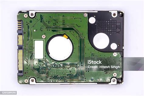 내부 하드 디스크 드라이브 또는 흰색 배경에 격리 된 랩톱의 Hdd를 닫습니다 노트북에 대한 스톡 사진 및 기타 이미지 노트북 머더보드 0명 Istock