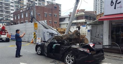 공사 현장서 중장비 쓰러져 차량·전신주 덮쳐 2명 부상 종합