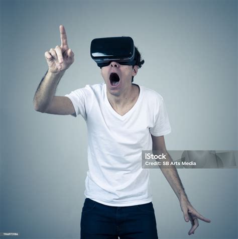 Vr 헤드셋 안경을 사용 하 여 감동 하 고 가상 현실 세계와 상호 작용 하는 재미 있는 남자를 놀라게 탐구 하 고 360 Vr 시뮬레이션에 재미를 느끼고 혁신과 새로운