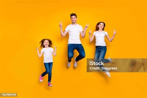 밝은 선명한 광택 노란색 배경 위에 고립 된 V 사인을 보여주는 재미있는 활동 운동을 하는 3 가지 멋진 매력적인 슬림 핏 스포티 한 쾌활한 쾌활한 사람의 전체 길이 바디