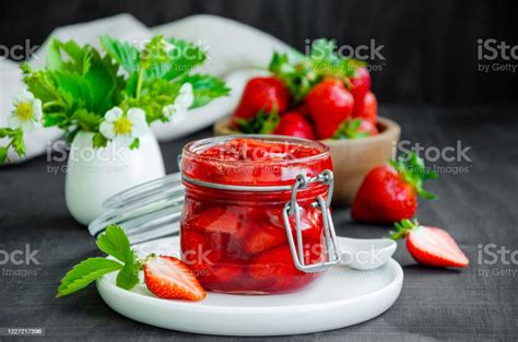 어두운 나무 배경에 신선한 딸기와 유리 항아리에 수제 딸기 잼 소박한 스타일 수평 방향 공간을 복사합니다 0명에 대한 스톡 사진 및 기타 이미지 Istock