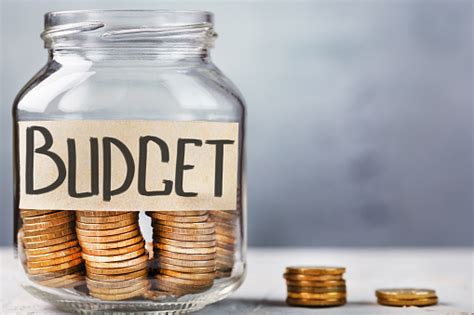 금화와 텍스트에 대한 여유 공간이회색 배경에 예산을 말하는 스티커와 유리 항아리 0명에 대한 스톡 사진 및 기타 이미지 0명 가득 찬 경제 Istock