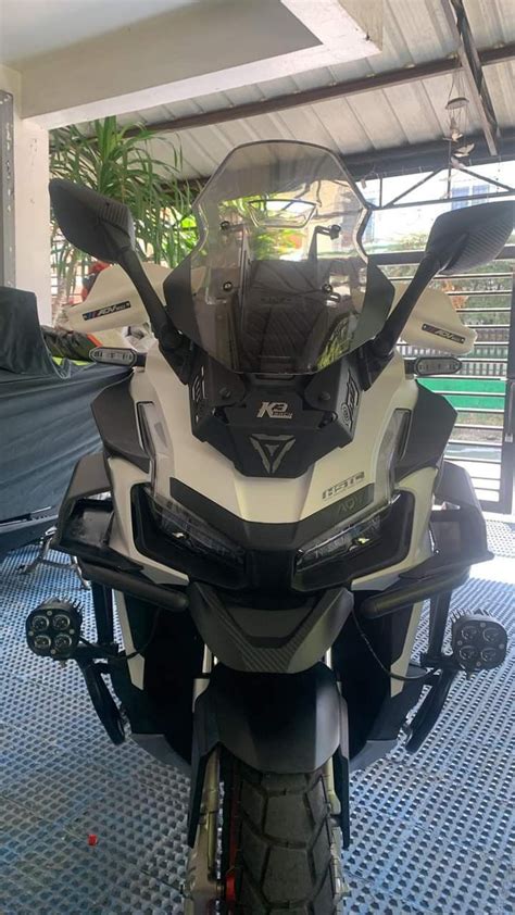 Zwart Witte Motorfiets Geparkeerd In Een Garage