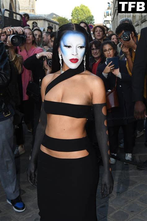 Doja Cat Looks Weird As She Arrives At Monot Womenswear Show In Paris