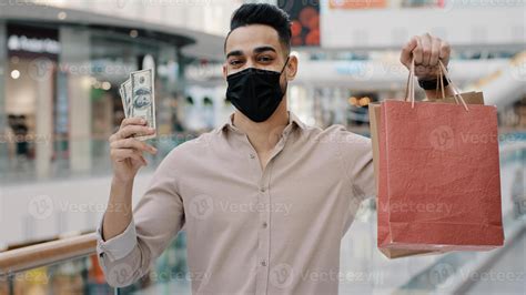 Milenario Empresario Rico Hombre Adicto A Las Compras Usa Médico Cara