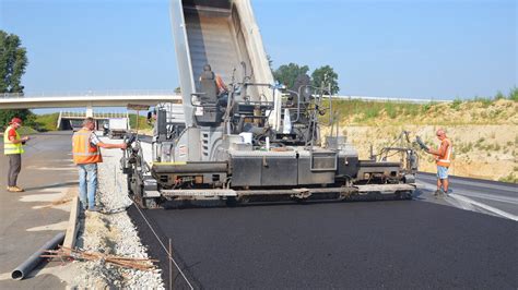 A33 Fertiger Verarbeitet 100 Lkw Ladungen Heißen Asphalt Pro Tag Haller Kreisblatt