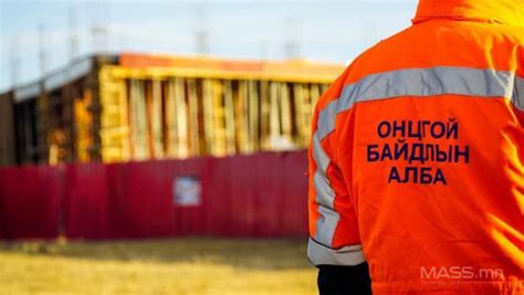 ОБЕГ ын алба хаагчид усанд боогдсон 25 бог малыг аюулгүй газарт гаргажээ