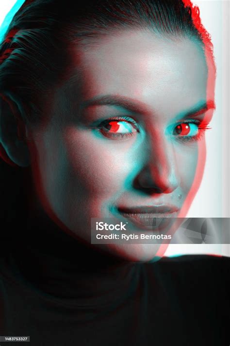 짙은 젖은 머리와 블라우스를 입은 아름다운 여자는 Rgb 색상 분할 효과 스타일로 스튜디오 초상화를 클로즈업한다 25 29세에 대한 스톡 사진 및 기타 이미지 Istock