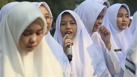 Hebohkan Apel Hari Santri Santriwati Asshiddiqiyah Nyanyikan Lagu Rayuan Pulau Kelapa