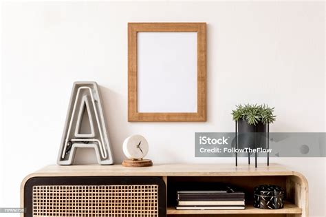 모의 사진 프레임 나무 Commode 책 식물 큰 편지 흰색 시계와 우아한 액세서리와 현대적인 인테리어 디자인 세련된 홈 장식