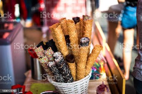 야외에서 아이스크림 마구간에 다른 아이스크림 콘의 선택 근거리 초점에 대한 스톡 사진 및 기타 이미지 근거리 초점 길거리 음식 냉동된 Istock