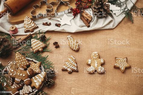 빈티지 접시와 아니스 계피 소나무 콘과 소박한 테이블에 삼나무 가지에 크리스마스 진저 브레드 쿠키 구운 전통적인 진저 브레드 남자 나무 스타 쿠키 계절 인사말 0명에 대한