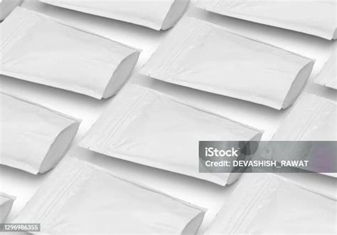 흰색 빈 호일 식품 도이 팩은 지퍼와 파우치 가방 포장을 서 고립 된 흰색 배경에 모형 템플릿 3d 일러스트 3차원 형태에 대한 스톡 사진 및 기타 이미지 Istock