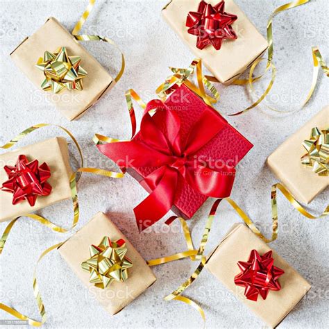 중앙에 커다란 빨간 상자가 있는 많은 작은 선물 상자가 흰색 배경에 휴일 용지로 싸여 있습니다 크리스마스와 새해 선물 12월에 대한 스톡 사진 및 기타 이미지 Istock