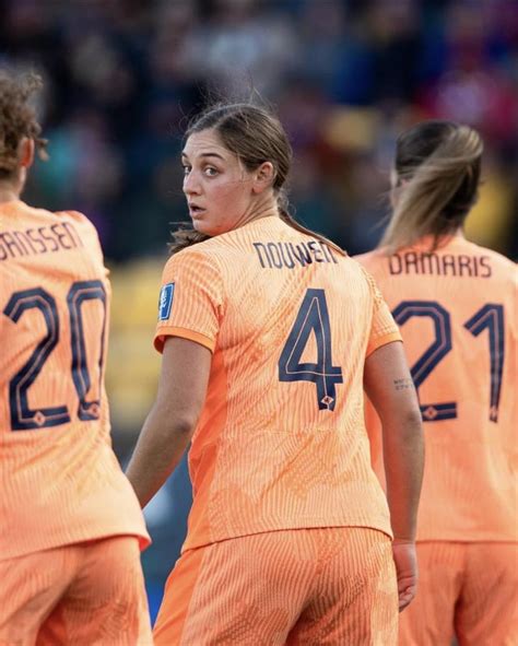 Aniek Nouwen R Womensoccerlegs