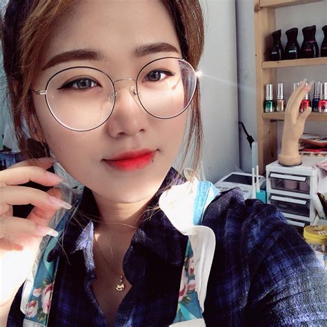 네일바름 인터넷으로 찾아오신 디자인~ 컬러는 같은게없어서 최대한 맞춰드렸어요 무광으로하길 원하셔서 무광페디했어요~😀 네일바름연말이벤트 젤네일35000