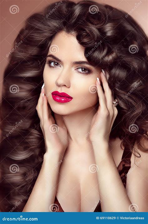Pelo Sano Maquillaje Muchacha Morena Hermosa Con Hai Ondulado Largo