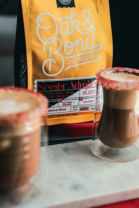 커피 한 봉지 옆 카운터에 커피 두 잔이 놓여 있다 사진 Unsplash의 무료 샬럿 이미지