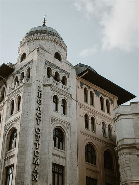 간판 거리 관광 건물 외관 건물 장식 건축 설계 건축 세부 사항 건축의 아름다움 고전 건축 고전적인 디자인 고전적인 외관 관광 명소 도시 건축 도시