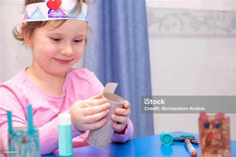 5 세 아동 미취학 아동 소녀는 예술에 종사하고 골판지와 종이에서 공예품을 만듭니다 집에서 아이들의 상상력과 창의력 4 5세에 대한 스톡 사진 및 기타 이미지 Istock