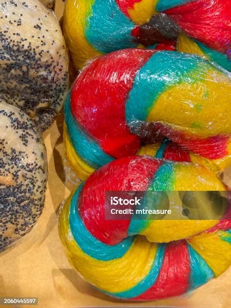 베이커리 트레이 디스플레이 베이글 줄 여러 가지 빛깔의 유약 및 양귀비 씨앗을 얹고 삶아서 구운 롤빵 고가 뷰 전경에 초점의 전체 프레임 이미지 0명에 대한 스톡 사진 및