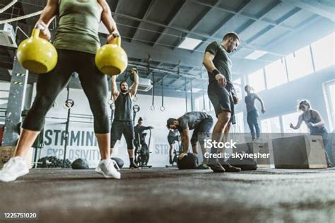 헬스 클럽에서 크로스 핏 트레이닝을 하는 운동선수의 아래 모습 헬스 클럽에 대한 스톡 사진 및 기타 이미지 헬스 클럽 체육관 서킷 트레이닝 Istock