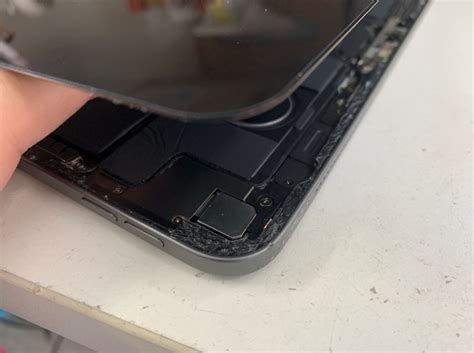 Ipad Pro 129 第3世代の電源ボタンスリープをぶつけて凹んで陥没した！押されっぱなしになりリンゴループになり電源が入らない