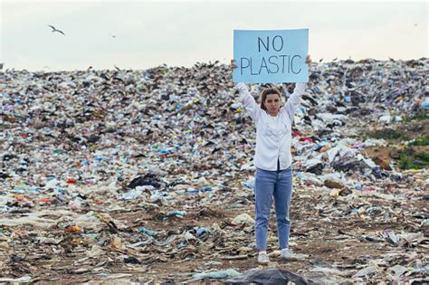 포스터를 들고 매립지 자원 봉사자에서 여자는 지구를 저장 30 34세에 대한 스톡 사진 및 기타 이미지 30 34세 Charitable Foundation 격려