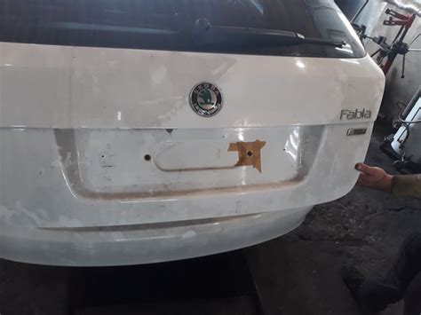 Распорная вставка для крепления номерного знака — Skoda Fabia Combi Mk2 ...