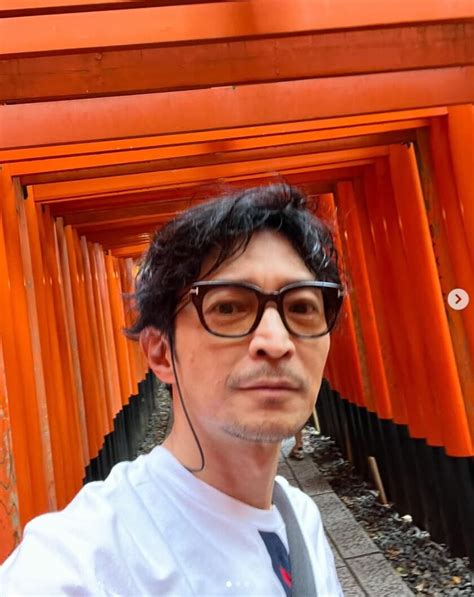 津田健次郎の嫁との結婚と馴れ初め！家族構成はどうなってる？ 芸能ネットサーフニュース